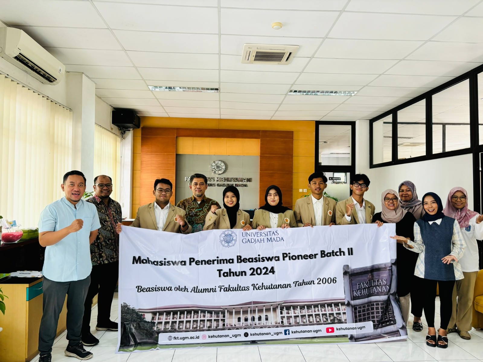 KAGAMAHUT 2006 Menyerahkan Kembali Beasiswa Pioneer Batch II Tahun 2024 – Fakultas Kehutanan UGM